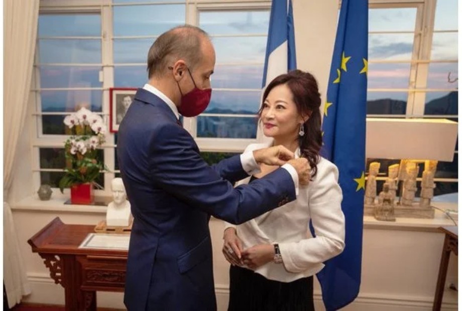 Eva Yu, PDG de L’Oréal Hong Kong, décorée des insignes de Chevalière ...