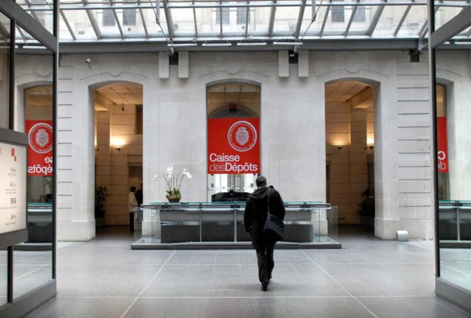 Rencontre avec Alexandre Holroyd, le député, la Reine et la Caisse des ...